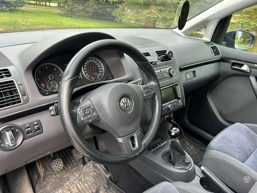 White Volkswagen Touran 2011 in Siauliai, with an engine capacity of 1.97 L and mileage of 339 thousand km for 5000 €, photo 16 on AUTOMOTO.COM.LV