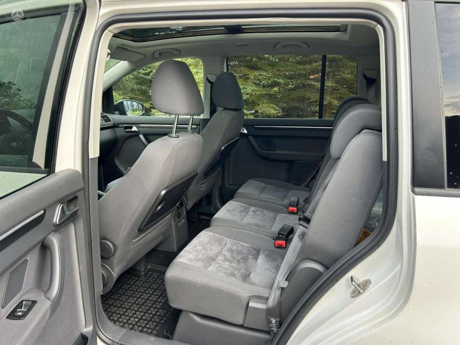 White Volkswagen Touran 2011 in Siauliai, with an engine capacity of 1.97 L and mileage of 339 thousand km for 5000 €, photo 17 on AUTOMOTO.COM.LV