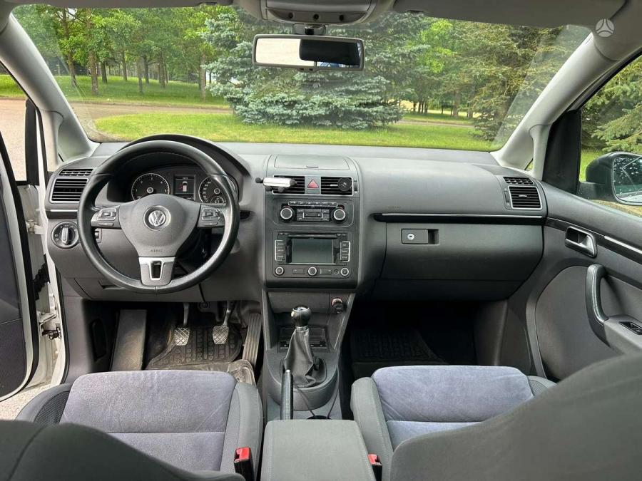 White Volkswagen Touran 2011 in Siauliai, with an engine capacity of 1.97 L and mileage of 339 thousand km for 5000 €, photo 18 on AUTOMOTO.COM.LV