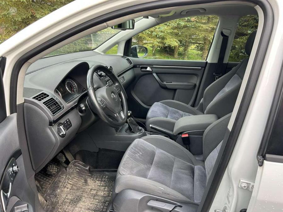 White Volkswagen Touran 2011 in Siauliai, with an engine capacity of 1.97 L and mileage of 339 thousand km for 5000 €, photo 19 on AUTOMOTO.COM.LV
