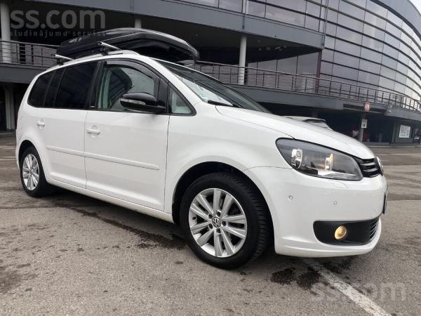 White Volkswagen Touran 2012 in Riga, with an engine capacity of 1.60 L and mileage of 271 thousand km for 5700 €, photo 1 on AUTOMOTO.COM.LV