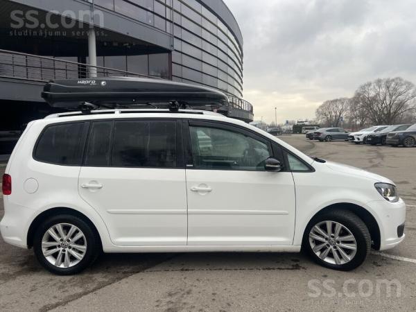 White Volkswagen Touran 2012 in Riga, with an engine capacity of 1.60 L and mileage of 271 thousand km for 5700 €, photo 2 on AUTOMOTO.COM.LV