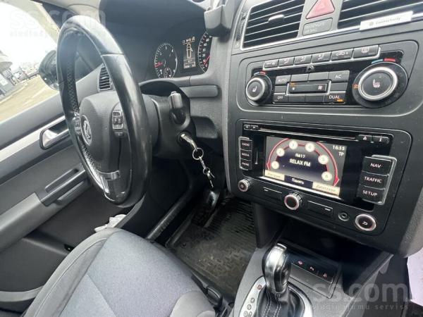 White Volkswagen Touran 2012 in Riga, with an engine capacity of 1.60 L and mileage of 271 thousand km for 5700 €, photo 8 on AUTOMOTO.COM.LV