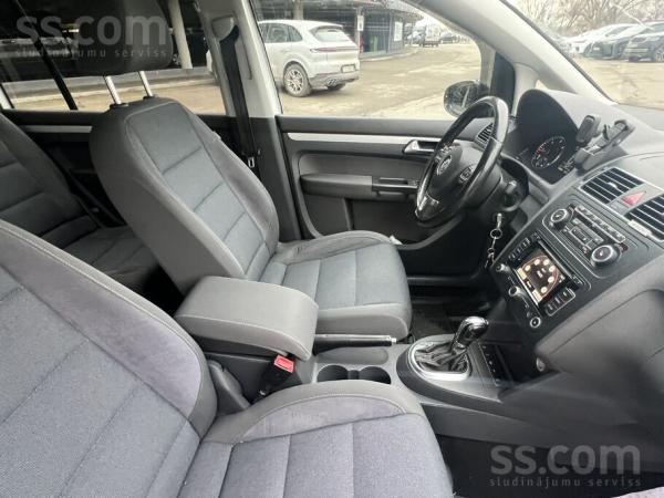 White Volkswagen Touran 2012 in Riga, with an engine capacity of 1.60 L and mileage of 271 thousand km for 5700 €, photo 9 on AUTOMOTO.COM.LV