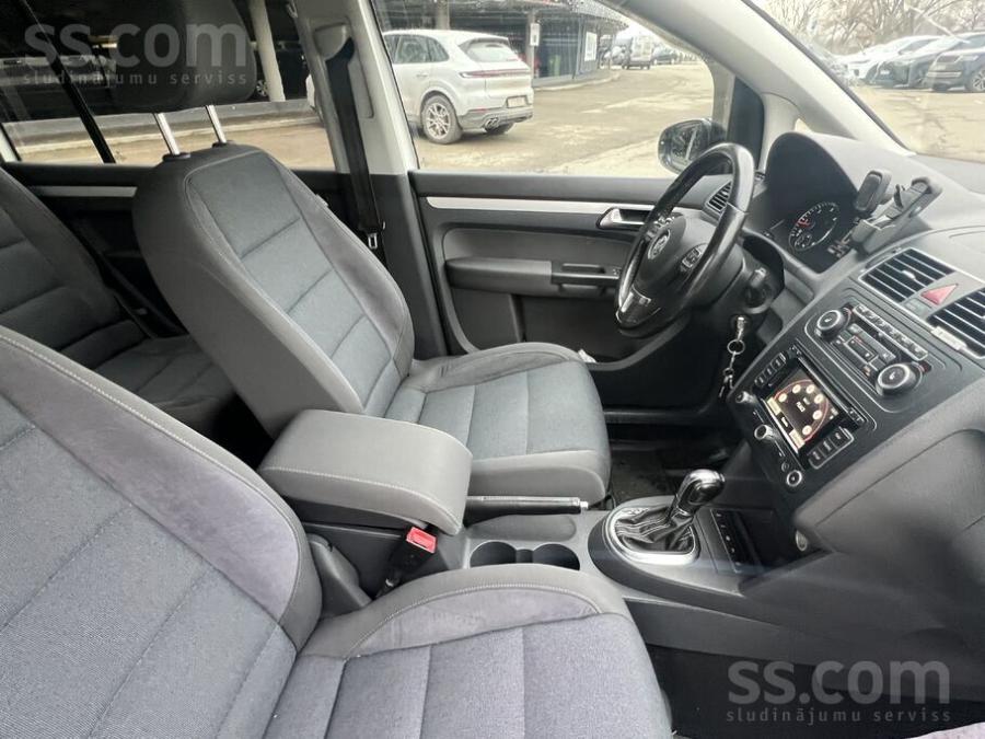 Balts Volkswagen Touran 2012 Rīga, ar dzinēja tilpumu 1.60 L un nobraukumu 271 tūkst. km par 5700 €, foto 10 vietnē AUTOMOTO.COM.LV
