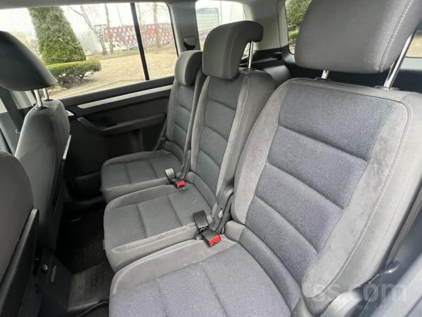 White Volkswagen Touran 2012 in Riga, with an engine capacity of 1.60 L and mileage of 271 thousand km for 5700 €, photo 10 on AUTOMOTO.COM.LV