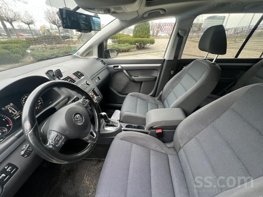 Balts Volkswagen Touran 2012 Rīga, ar dzinēja tilpumu 1.60 L un nobraukumu 271 tūkst. km par 5700 €, foto 16 vietnē AUTOMOTO.COM.LV