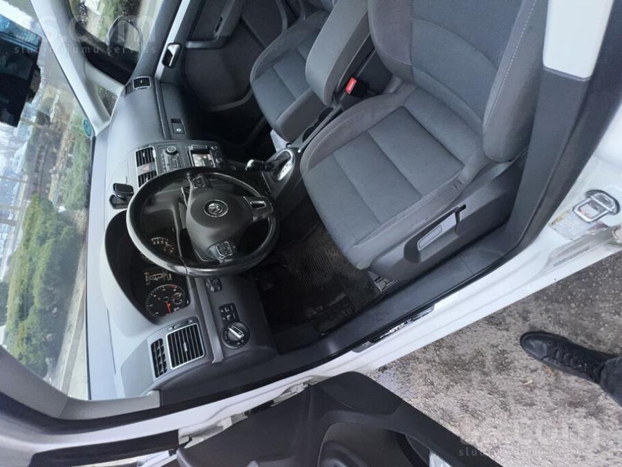 Balts Volkswagen Touran 2012 Rīga, ar dzinēja tilpumu 1.60 L un nobraukumu 271 tūkst. km par 5700 €, foto 17 vietnē AUTOMOTO.COM.LV