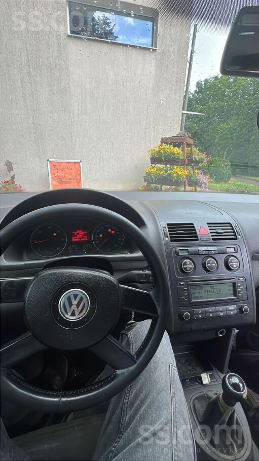 White Volkswagen Touran 2003 in Valmiera, with an engine capacity of 1.90 L and mileage of 365 thousand km for 900 €, photo 4 on AUTOMOTO.COM.LV