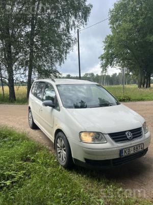 White Volkswagen Touran 2003 in Valmiera, with an engine capacity of 1.90 L and mileage of 365 thousand km for 900 €, photo 5 on AUTOMOTO.COM.LV
