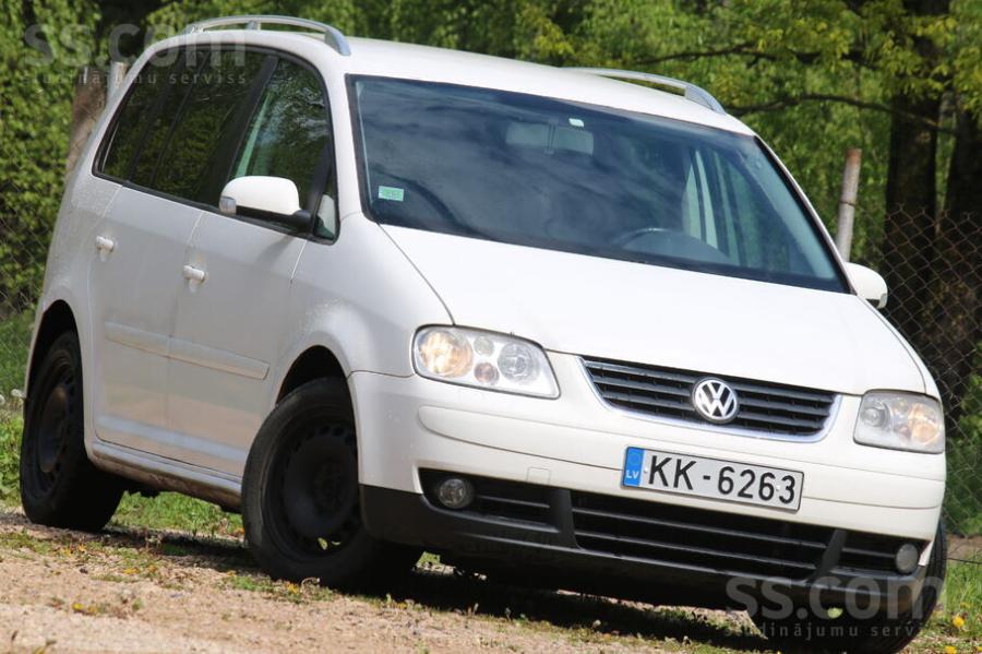 White Volkswagen Touran 2005 in Riga, with an engine capacity of 2.00 L and mileage of 355 thousand km for 1290 €, photo 3 on AUTOMOTO.COM.LV