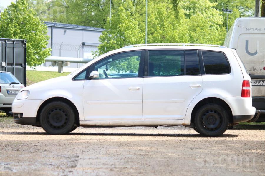 White Volkswagen Touran 2005 in Riga, with an engine capacity of 2.00 L and mileage of 355 thousand km for 1290 €, photo 4 on AUTOMOTO.COM.LV