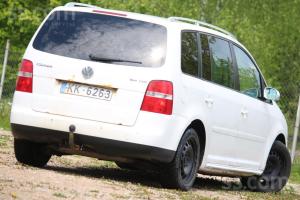White Volkswagen Touran 2005 in Riga, with an engine capacity of 2.00 L and mileage of 355 thousand km for 1290 €, photo 7 on AUTOMOTO.COM.LV
