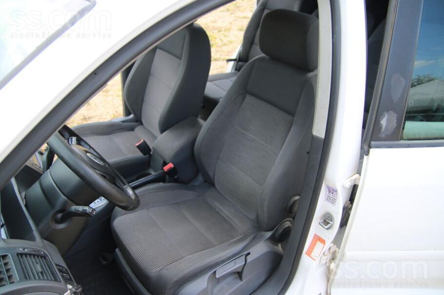 White Volkswagen Touran 2005 in Riga, with an engine capacity of 2.00 L and mileage of 355 thousand km for 1290 €, photo 9 on AUTOMOTO.COM.LV