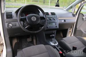 White Volkswagen Touran 2005 in Riga, with an engine capacity of 2.00 L and mileage of 355 thousand km for 1290 €, photo 10 on AUTOMOTO.COM.LV