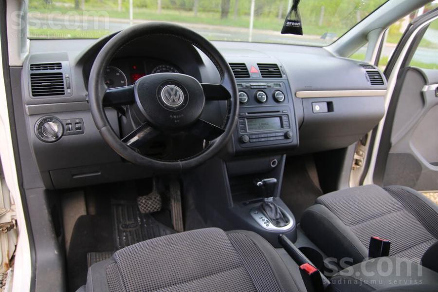 White Volkswagen Touran 2005 in Riga, with an engine capacity of 2.00 L and mileage of 355 thousand km for 1290 €, photo 10 on AUTOMOTO.COM.LV