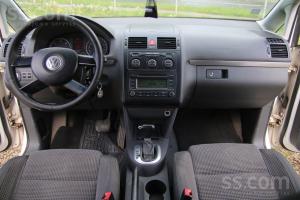White Volkswagen Touran 2005 in Riga, with an engine capacity of 2.00 L and mileage of 355 thousand km for 1290 €, photo 11 on AUTOMOTO.COM.LV