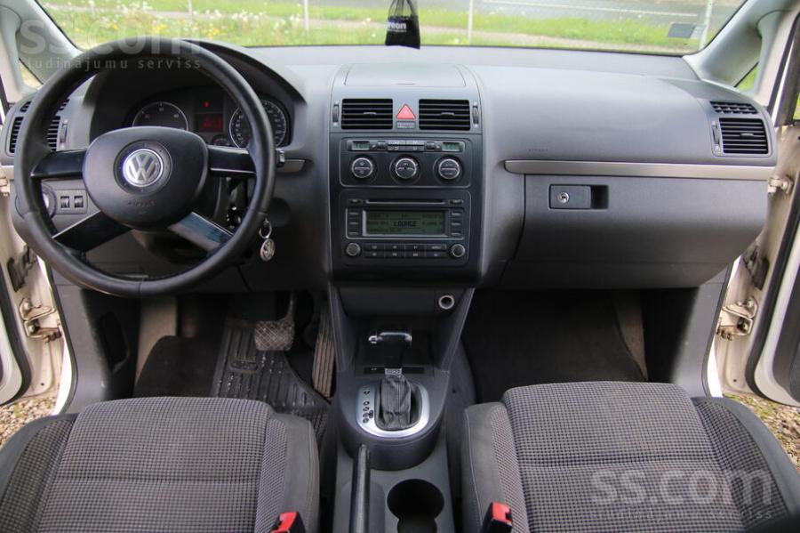 White Volkswagen Touran 2005 in Riga, with an engine capacity of 2.00 L and mileage of 355 thousand km for 1290 €, photo 11 on AUTOMOTO.COM.LV