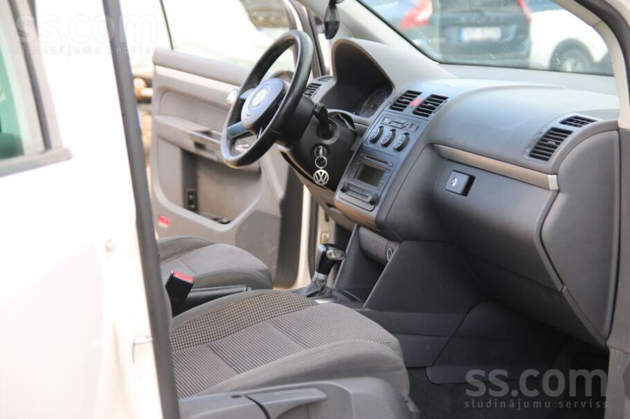 White Volkswagen Touran 2005 in Riga, with an engine capacity of 2.00 L and mileage of 355 thousand km for 1290 €, photo 15 on AUTOMOTO.COM.LV