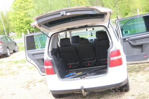 White Volkswagen Touran 2005 in Riga, with an engine capacity of 2.00 L and mileage of 355 thousand km for 1290 €, photo 18 on AUTOMOTO.COM.LV