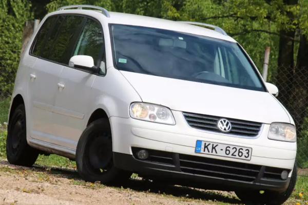 White Volkswagen Touran 2005 in Riga, with an engine capacity of 2.00 L and mileage of 355 thousand km for 1590 €, photo 2 on AUTOMOTO.COM.LV