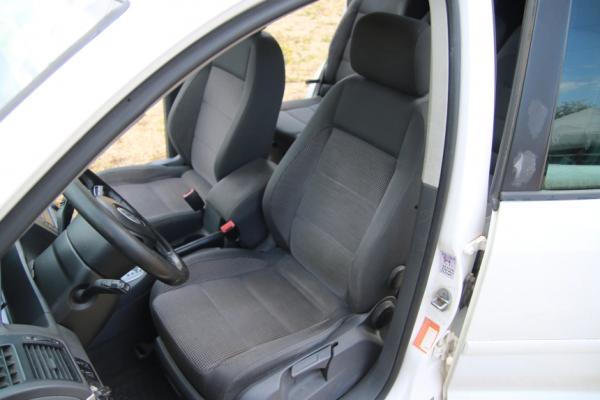 White Volkswagen Touran 2005 in Riga, with an engine capacity of 2.00 L and mileage of 355 thousand km for 1990 €, photo 8 on AUTOMOTO.COM.LV