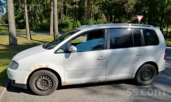 Белый Фольксваген Туран 2005 в Рига, объемом двигателя 1.90 л и пробегом 389 тыс. км за 399 €, фото 3 на AUTOMOTO.COM.LV