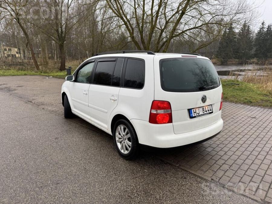 Balts Volkswagen Touran 2006 Rīga, ar dzinēja tilpumu 1.90 L un nobraukumu 291 tūkst. km par 2000 €, foto 4 vietnē AUTOMOTO.COM.LV