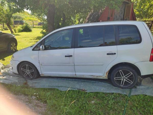 Balts Volkswagen Touran 2006 Kauņa, ar dzinēja tilpumu 1.90 L un nobraukumu 290 tūkst. km par 700 €, foto 2 vietnē AUTOMOTO.COM.LV