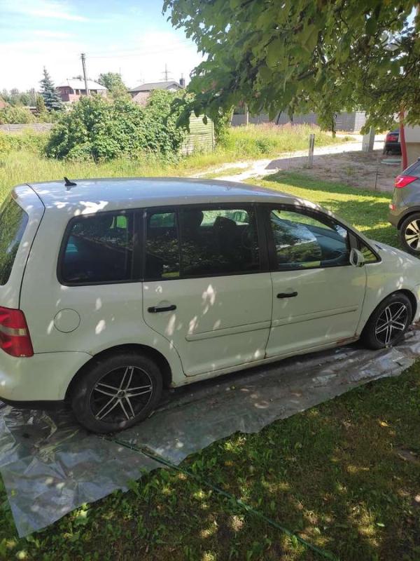 Balts Volkswagen Touran 2006 Kauņa, ar dzinēja tilpumu 1.90 L un nobraukumu 290 tūkst. km par 700 €, foto 4 vietnē AUTOMOTO.COM.LV