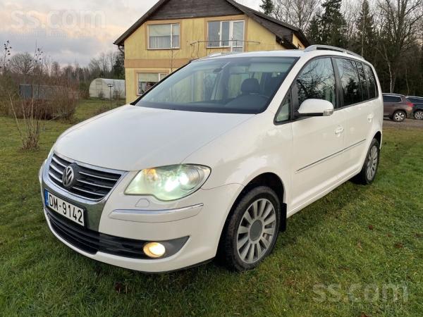 White Volkswagen Touran 2007 in Talsi, with an engine capacity of 2.00 L and mileage of 362 thousand km for 3200 €, photo 1 on AUTOMOTO.COM.LV