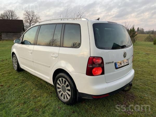 White Volkswagen Touran 2007 in Talsi, with an engine capacity of 2.00 L and mileage of 362 thousand km for 3200 €, photo 3 on AUTOMOTO.COM.LV
