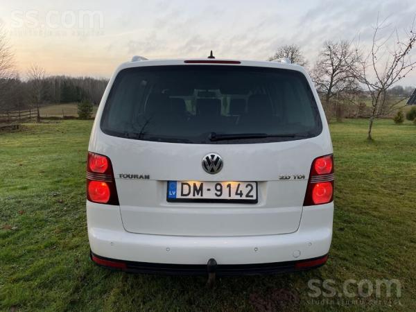 White Volkswagen Touran 2007 in Talsi, with an engine capacity of 2.00 L and mileage of 362 thousand km for 3200 €, photo 4 on AUTOMOTO.COM.LV