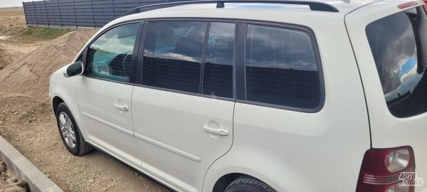 White Volkswagen Touran 2007 in Klaipeda, with an engine capacity of 1.90 L and mileage of 374 thousand km for 1900 €, photo 6 on AUTOMOTO.COM.LV