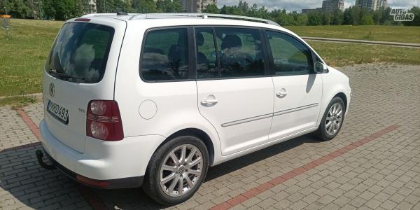 White Volkswagen Touran 2007 in Elektrenai, with an engine capacity of 2.00 L and mileage of 391 thousand km for 2700 €, photo 8 on AUTOMOTO.COM.LV