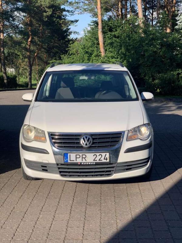 White Volkswagen Touran 2007 in Kaunas, with an engine capacity of 2.00 L and mileage of 290 thousand km for 1050 €, photo 1 on AUTOMOTO.COM.LV