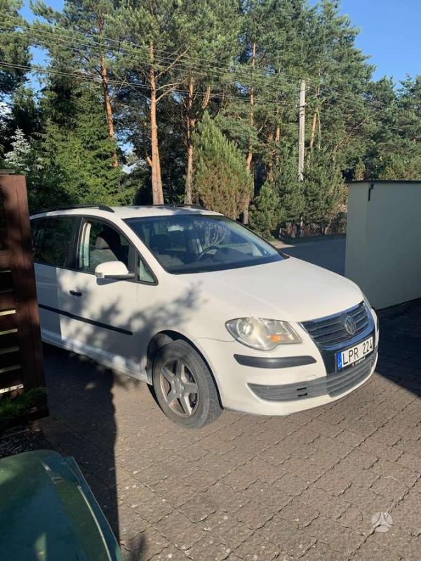 White Volkswagen Touran 2007 in Kaunas, with an engine capacity of 2.00 L and mileage of 290 thousand km for 1050 €, photo 2 on AUTOMOTO.COM.LV