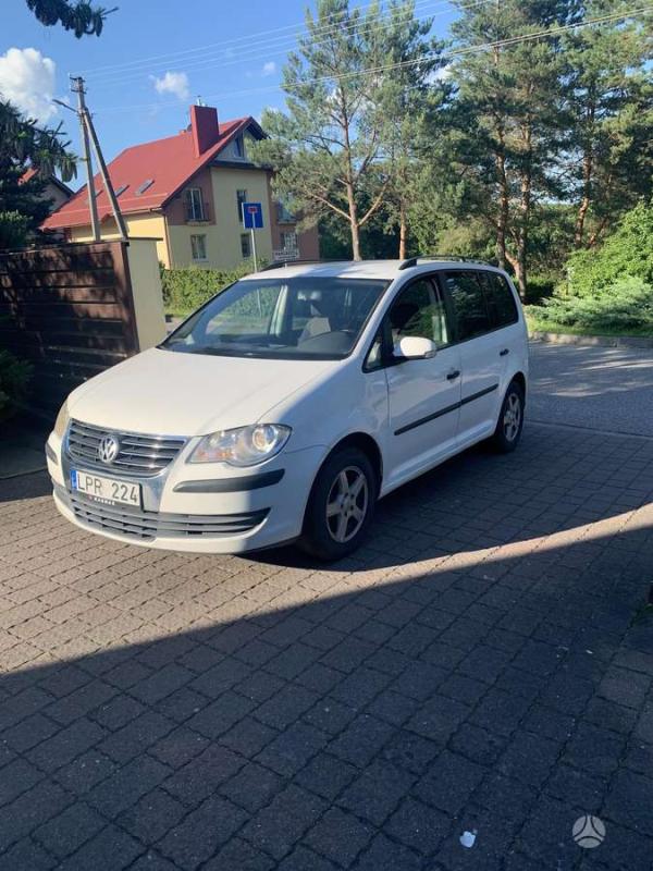 White Volkswagen Touran 2007 in Kaunas, with an engine capacity of 2.00 L and mileage of 290 thousand km for 1050 €, photo 3 on AUTOMOTO.COM.LV