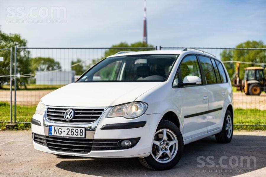 White Volkswagen Touran 2008 in Riga, with an engine capacity of 1.90 L and mileage of 354 thousand km for 1850 €, photo 1 on AUTOMOTO.COM.LV
