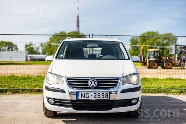 White Volkswagen Touran 2008 in Riga, with an engine capacity of 1.90 L and mileage of 354 thousand km for 1850 €, photo 3 on AUTOMOTO.COM.LV
