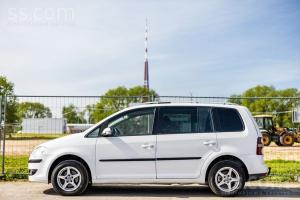 White Volkswagen Touran 2008 in Riga, with an engine capacity of 1.90 L and mileage of 354 thousand km for 1850 €, photo 4 on AUTOMOTO.COM.LV