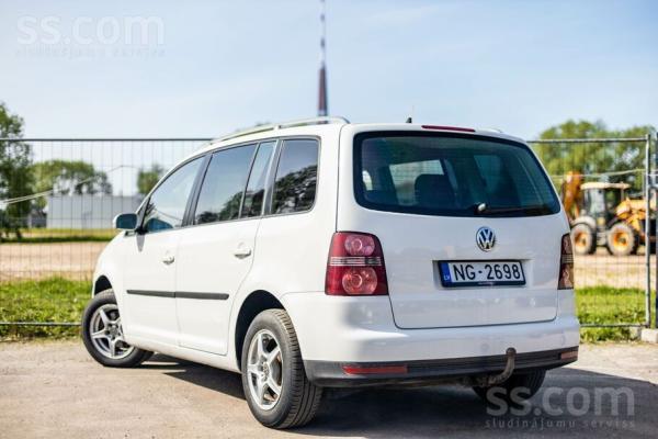 White Volkswagen Touran 2008 in Riga, with an engine capacity of 1.90 L and mileage of 354 thousand km for 1850 €, photo 6 on AUTOMOTO.COM.LV
