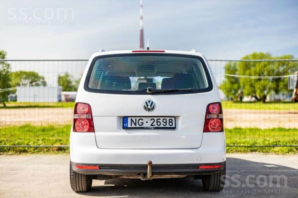 White Volkswagen Touran 2008 in Riga, with an engine capacity of 1.90 L and mileage of 354 thousand km for 1850 €, photo 8 on AUTOMOTO.COM.LV