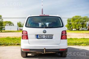 White Volkswagen Touran 2008 in Riga, with an engine capacity of 1.90 L and mileage of 354 thousand km for 1850 €, photo 8 on AUTOMOTO.COM.LV