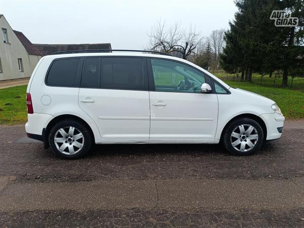 White Volkswagen Touran 2008 in Vilnius, with an engine capacity of 2.00 L and mileage of 300 thousand km for 1700 €, photo 3 on AUTOMOTO.COM.LV