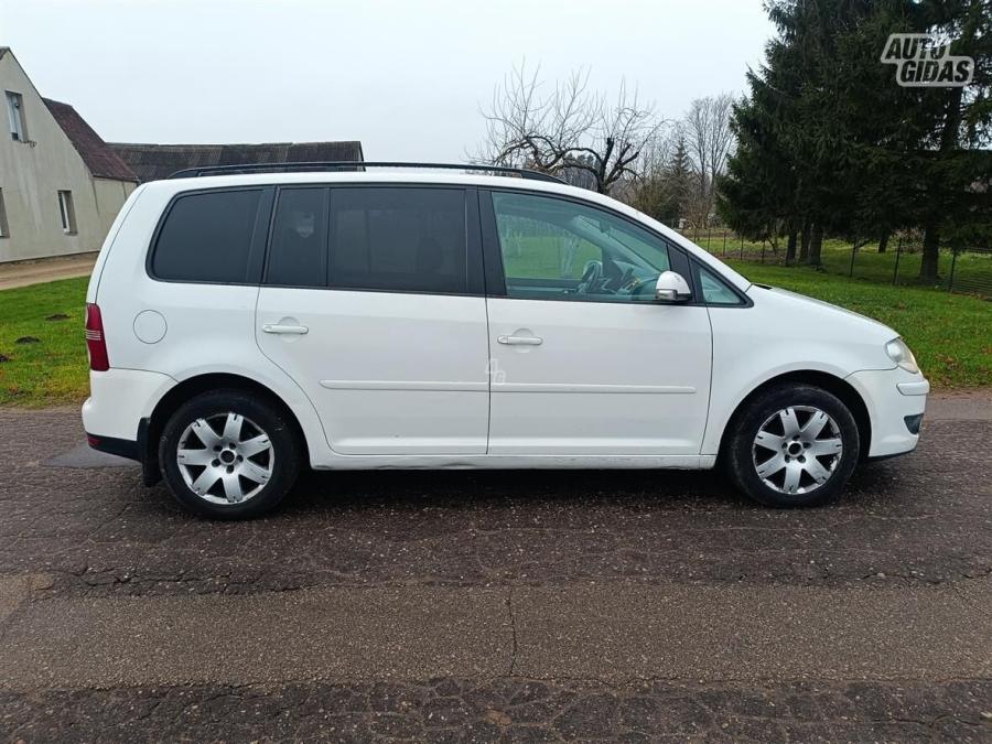 White Volkswagen Touran 2008 in Vilnius, with an engine capacity of 2.00 L and mileage of 300 thousand km for 1700 €, photo 3 on AUTOMOTO.COM.LV
