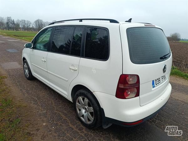 White Volkswagen Touran 2008 in Vilnius, with an engine capacity of 2.00 L and mileage of 300 thousand km for 1700 €, photo 7 on AUTOMOTO.COM.LV