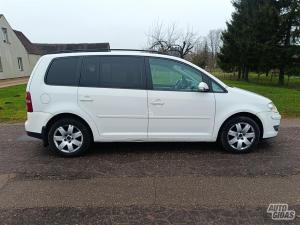 White Volkswagen Touran 2008 in Vilnius, with an engine capacity of 2.00 L and mileage of 300 thousand km for 1700 €, photo 2 on AUTOMOTO.COM.LV