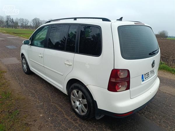 White Volkswagen Touran 2008 in Vilnius, with an engine capacity of 2.00 L and mileage of 300 thousand km for 1700 €, photo 5 on AUTOMOTO.COM.LV