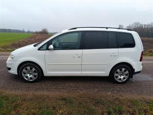 White Volkswagen Touran 2008 in Vilnius, with an engine capacity of 2.00 L and mileage of 300 thousand km for 1700 €, photo 6 on AUTOMOTO.COM.LV